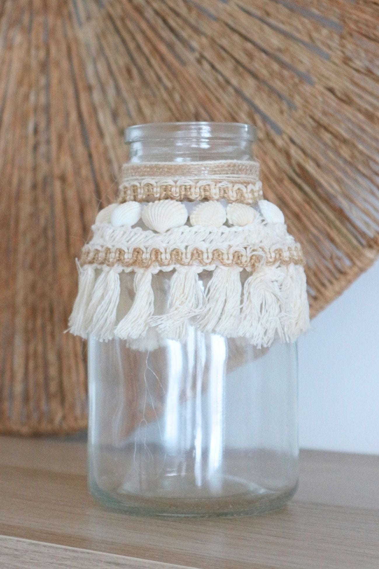 Alina - Glass shell vase with Écru decoration | Jolipa